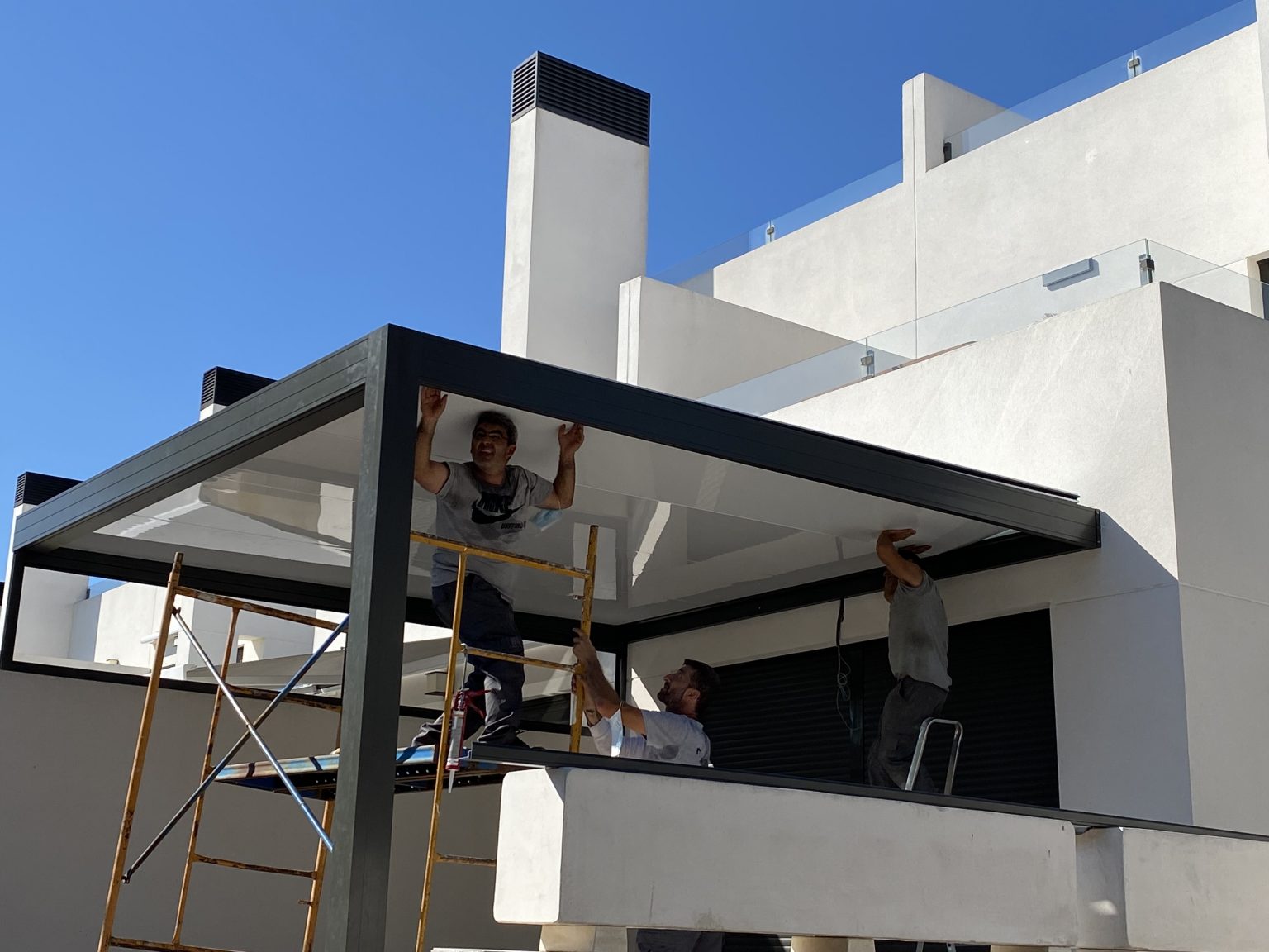 INSTALACIÓN DE TECHO DE ALUMINIO CON PANEL AUTOPORTANTE - Aricruzaluminio